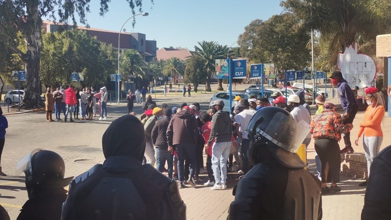 Standoff ensued between CUT students and security guards - VIDEO | OFM
