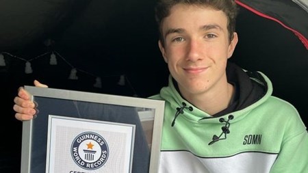 Seun slaap 3 jaar in tent vir welsyn én wêreldrekord | OFM