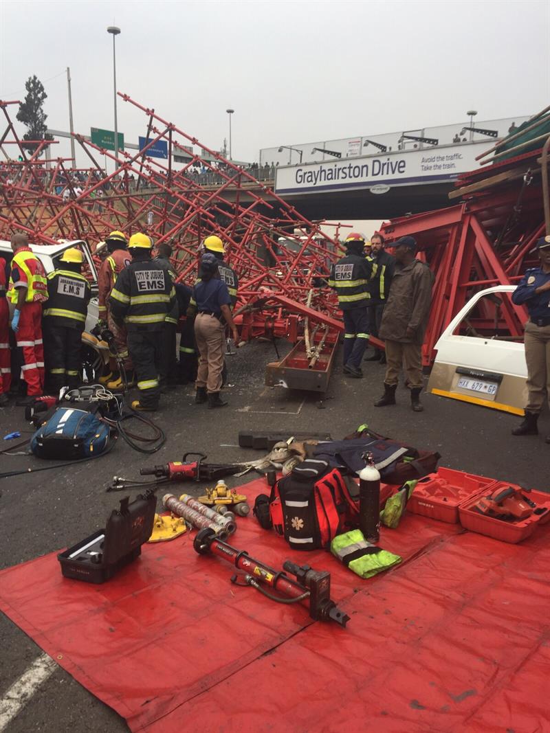 Bridge collapses in Johannesburg, one dead | OFM