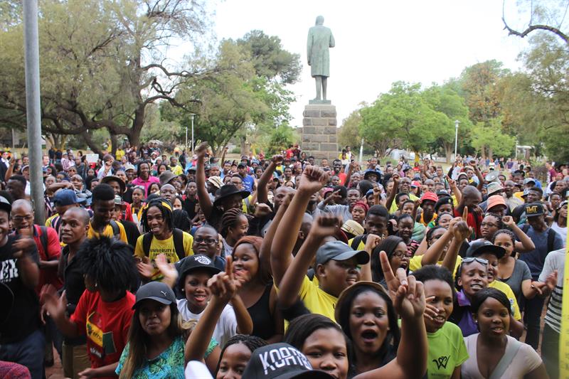 WATCH: UFS students resume protest at university's entrance | OFM