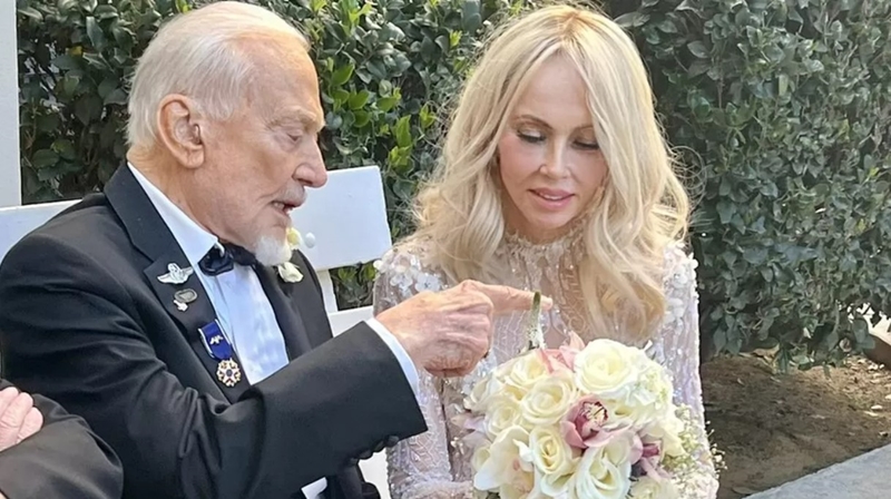 Buzz Aldrin word 93, trou vir vierde keer | OFM