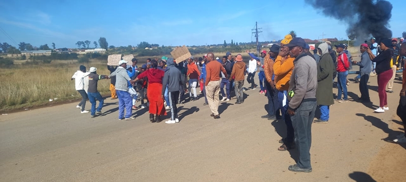 Tswaing mayor locked in meeting with protesters | OFM