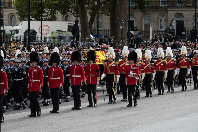 Guardsman who walked beside queen's coffin found dead | OFM