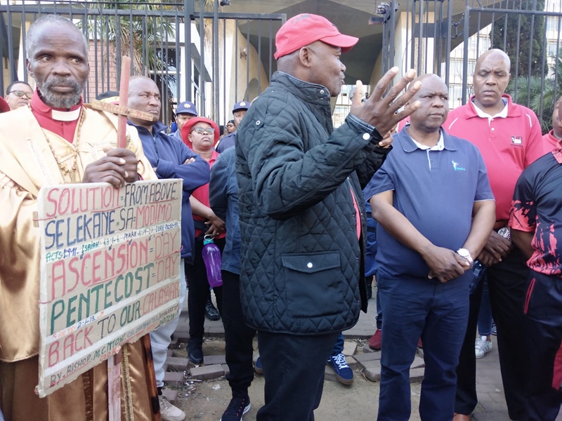 #NationalShutdown: Workers arrive at Free State premier's office ...