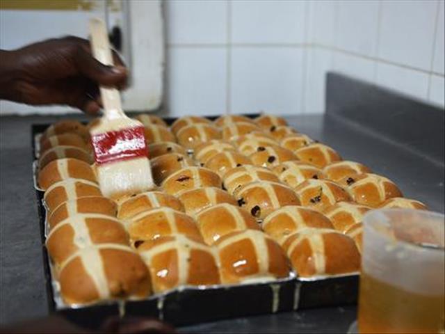 Checkers says no alcohol in hot cross buns | OFM