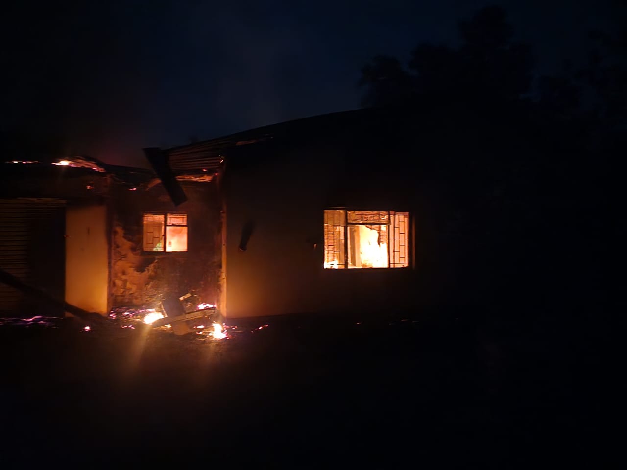 Huis brand af naby onvoltooide brandweerstasie | OFM