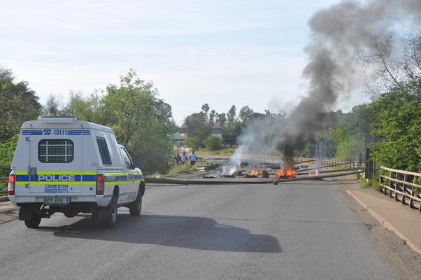 Police fire rubber bullets at protesters in Kroondal, Rustenburg | OFM