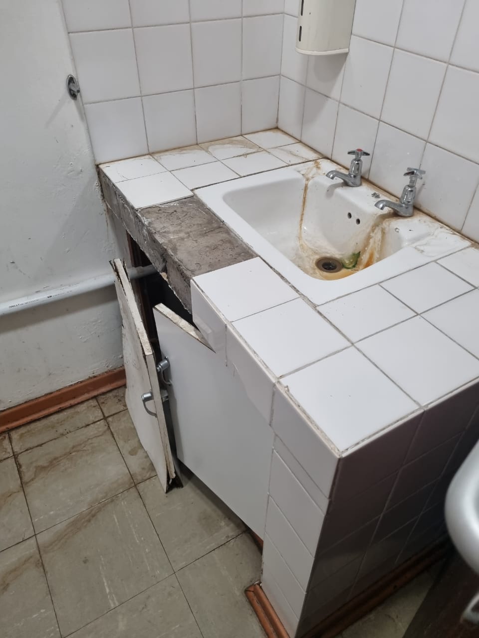 Upington-brandweerstasie ‘bouvallig, onveilig’ | OFM