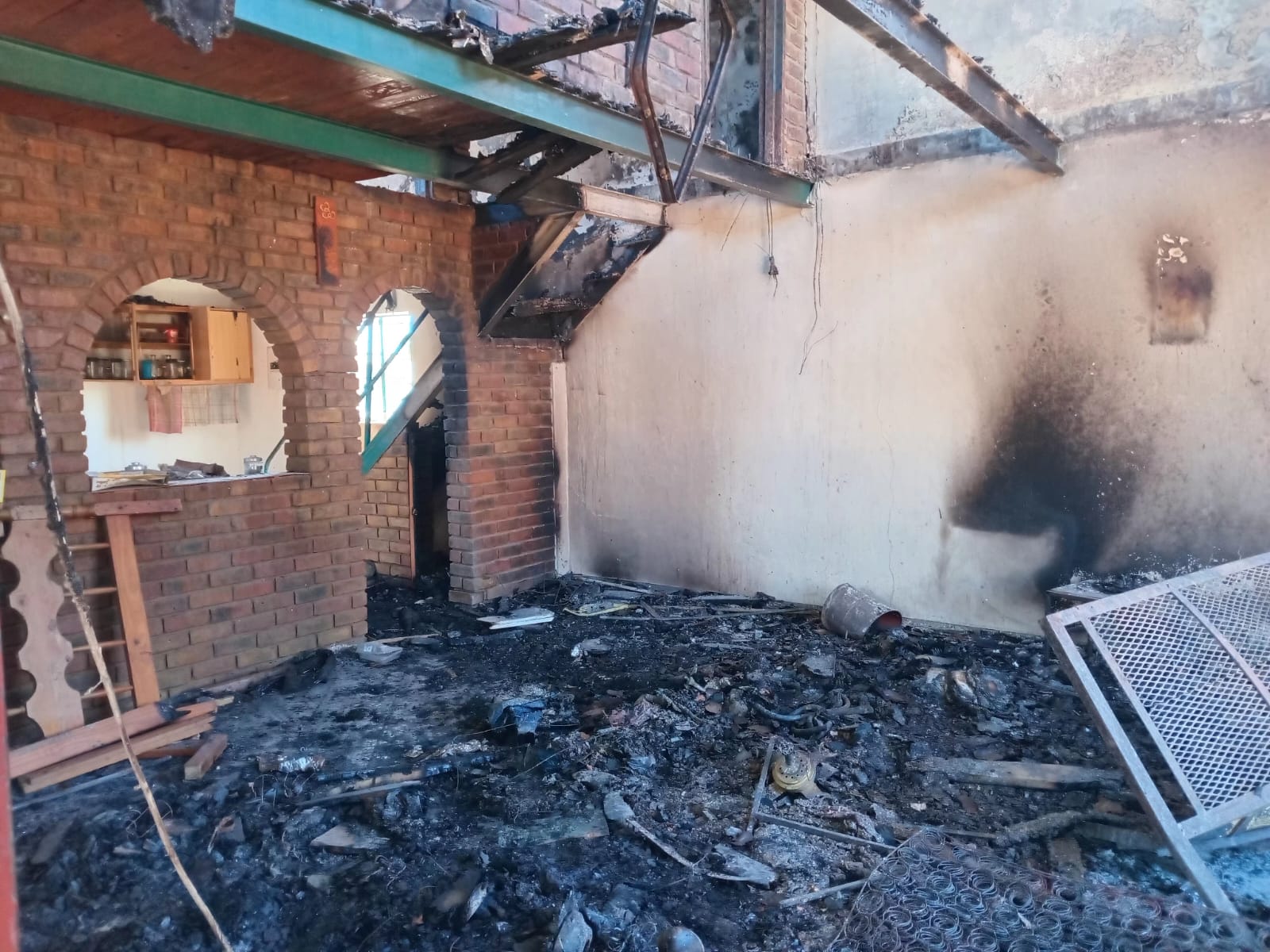 Familie van Barkly-Wes kort hulp ná huisbrand | OFM